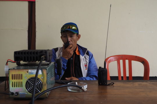 Anggota Pasebaya Gunung Agung berkomunikasi menggunakan radio tangan ...