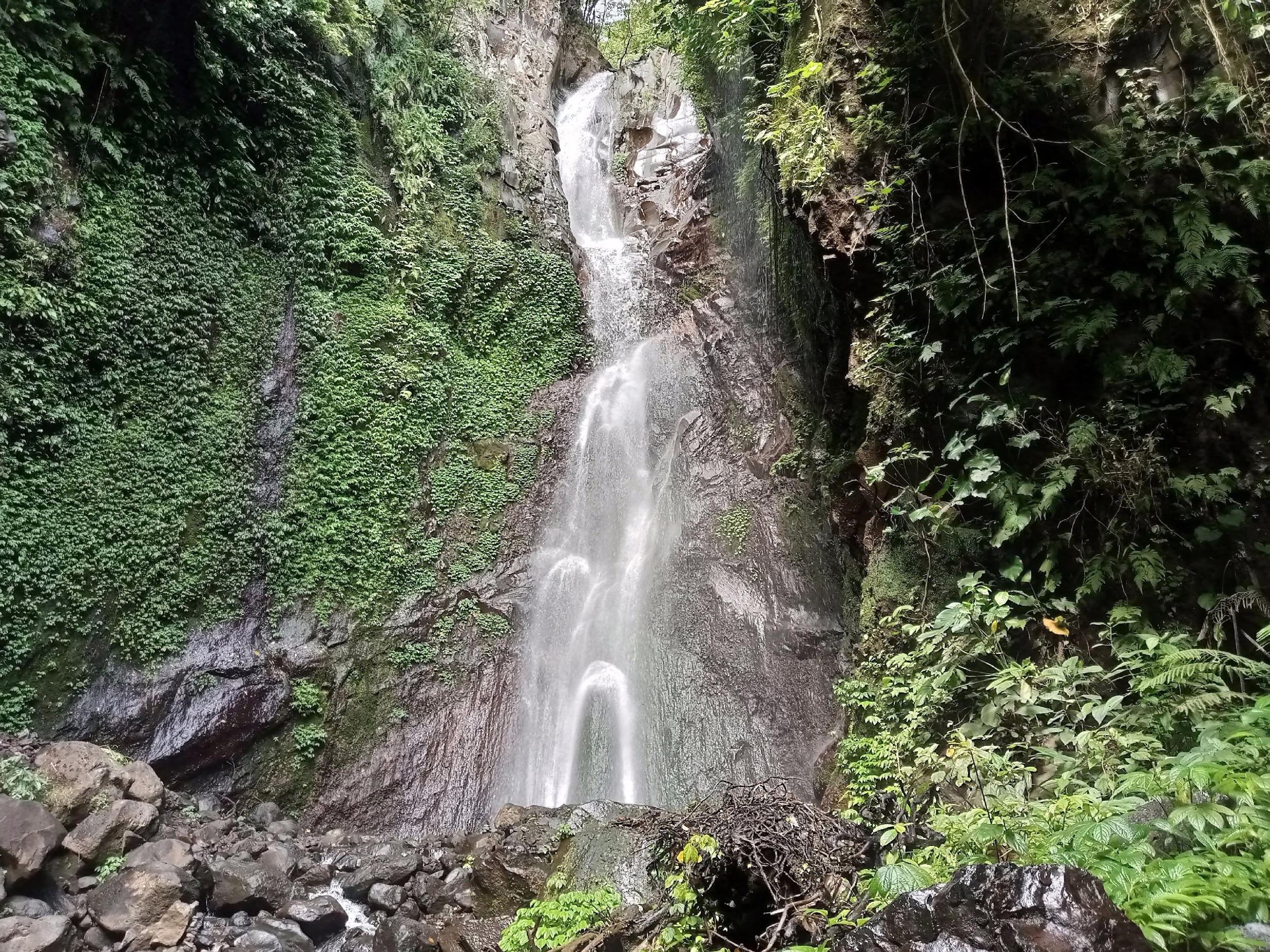Air Terjun Tersembunyi di Desa Les – BaleBengong