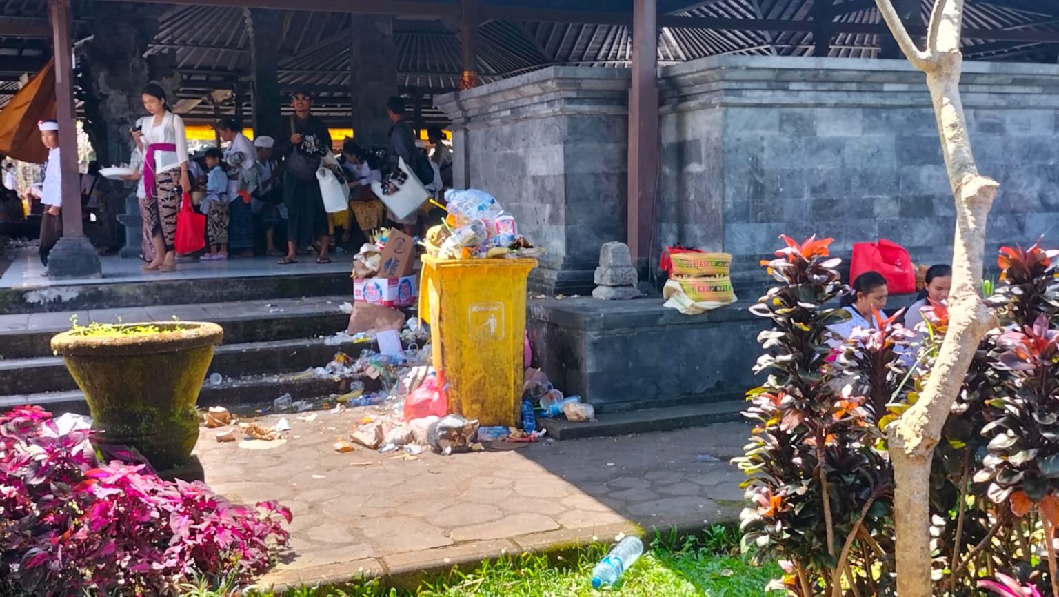 Kawasan Pura Agung Besakih Megah tapi Sampah tak Terkelola dengan Baik ...